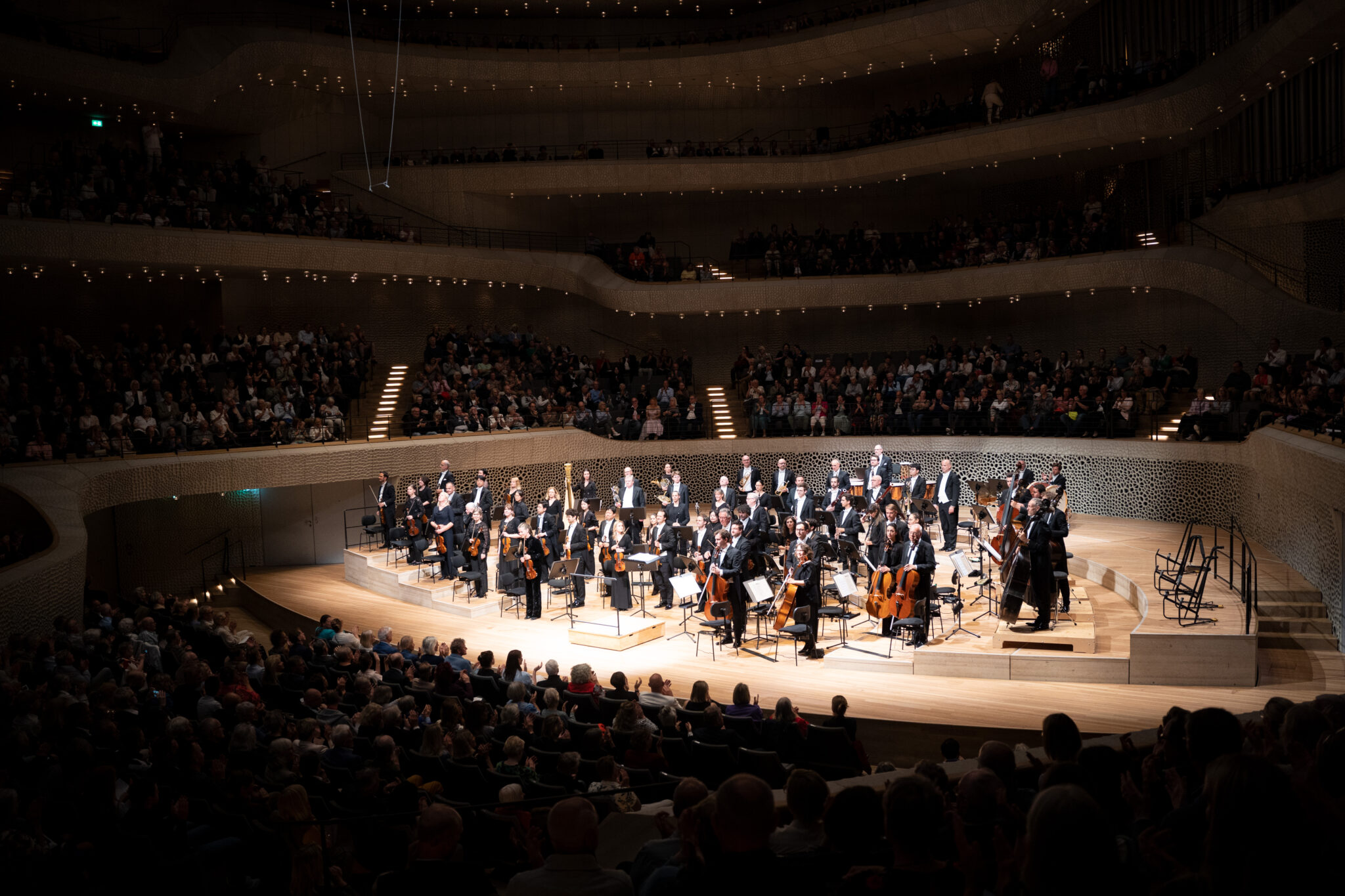 Die Nordwestdeutsche Philharmonie in der Hamburger Elbphilharmonie ...